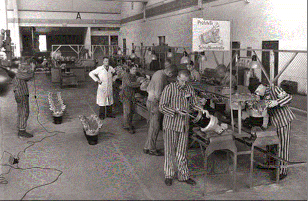 KZ-Alltag bei BMW - Zylinderkopfbau. Im weissen Kittel: Hans Eisenbart ...